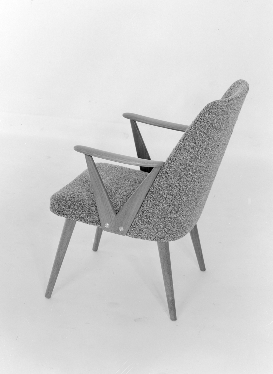 Lett lenestol. - Møbelmuseet / DigitaltMuseum