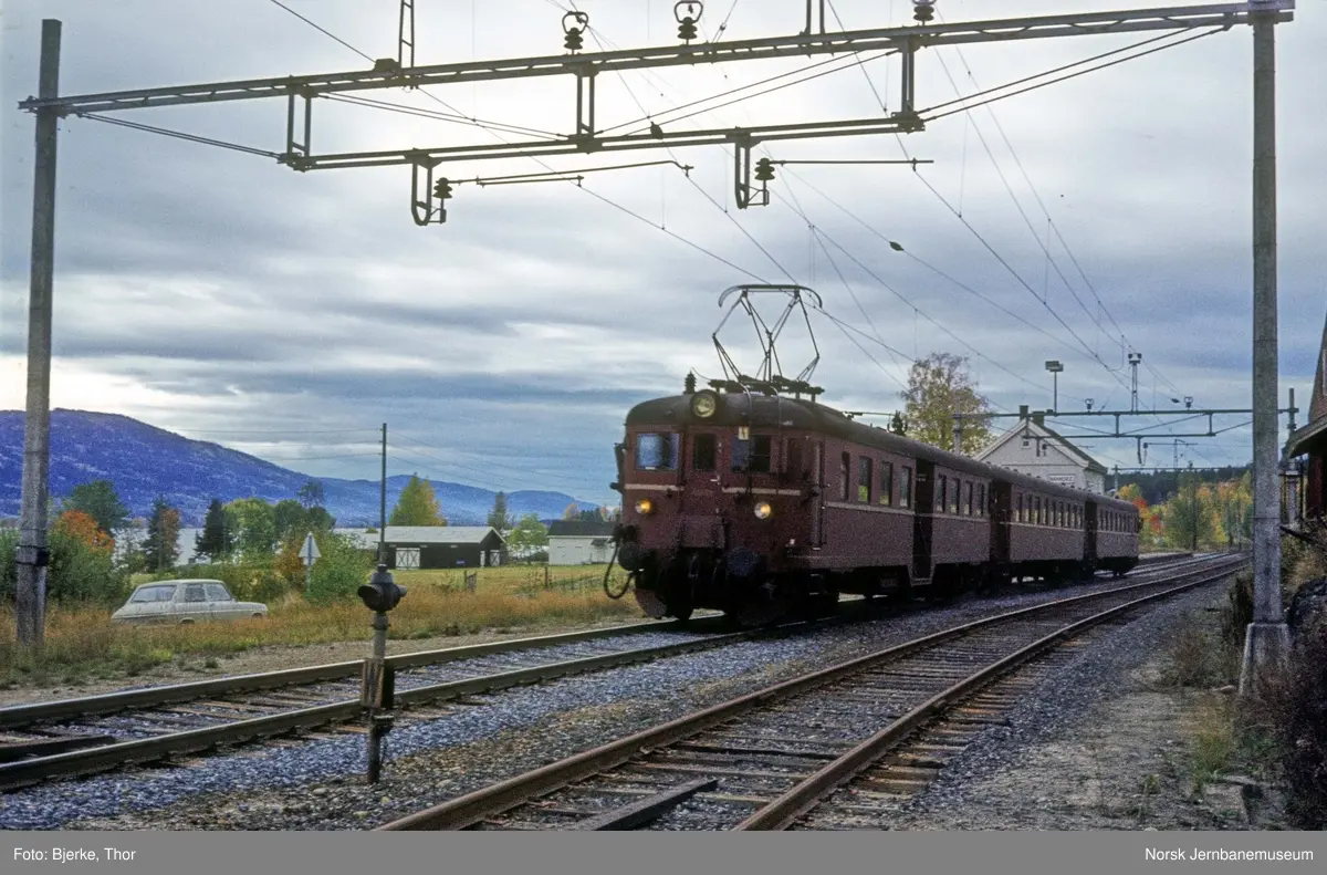 Motorvognsett type 68A i persontog 549 på Nakkerud stasjon - Norsk ...