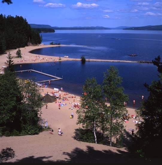 Badplats och brygga vid Orbadens långa sandstrand. - Hälsinglands ...
