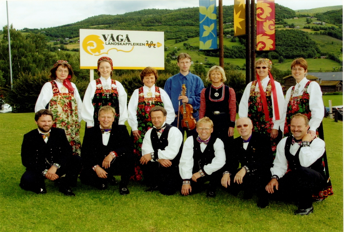 Gruppebilde,bunad Fremste rekkje frå v.Ukjent,Kjell Gunnar Møllerplass,Lars Lien,Ukjent,Svein ...