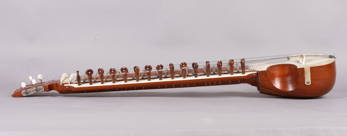 Strykeinstrument - Ringve Musikkmuseum / DigitaltMuseum