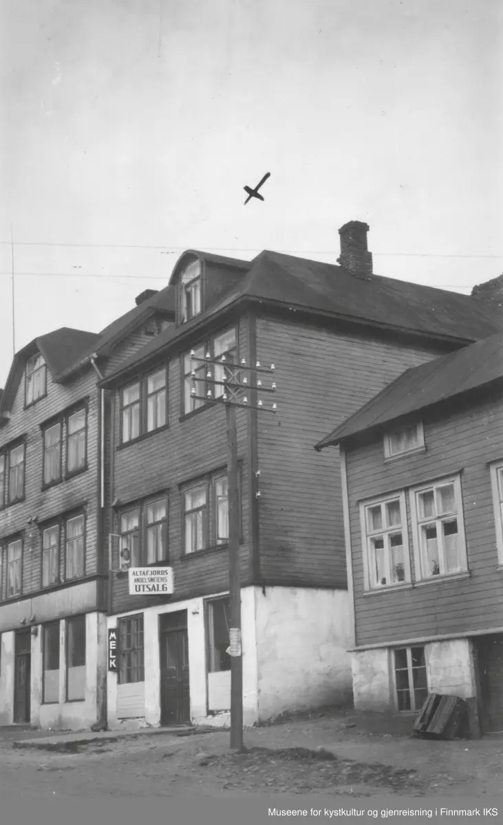 Honningsvåg. I midten Erling Solheim's bolighus på Larsslotten. 1938 ...