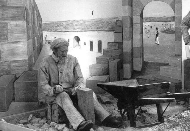 Karlsborgs museum, fästningshörnan (fångar i arbete). Bakgrunden målad ...