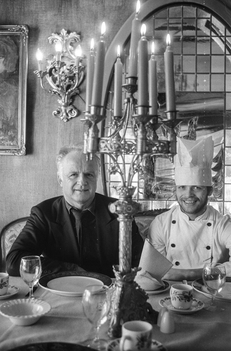 Villa Sandvigen, far John Normann Henriksen og sønn med kokkelue ...