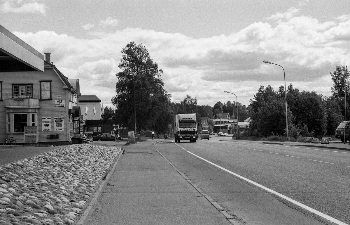 Bygninger langs Jernbaneveien i Ski sentrum. Ski bygg, Lekehuset ...
