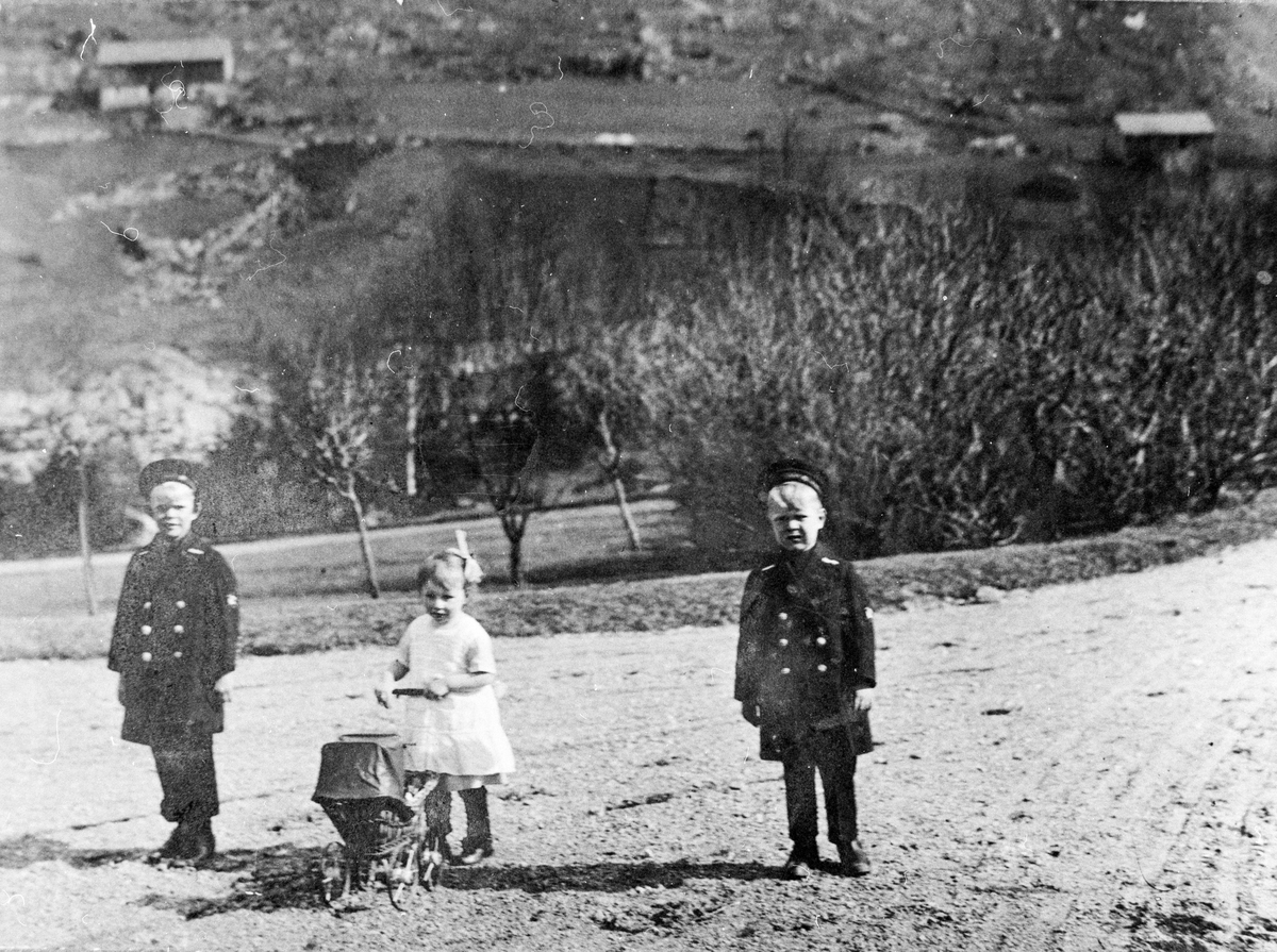 Brørne Rosengren saman med Karin Bruce. - Kraftmuseet / DigitaltMuseum