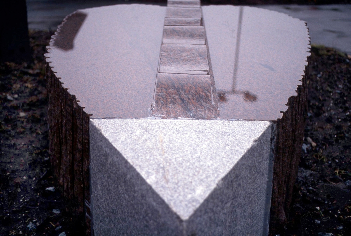 Tida og hjarte - Hjarte/båt [Skulptur] - KORO / DigitaltMuseum