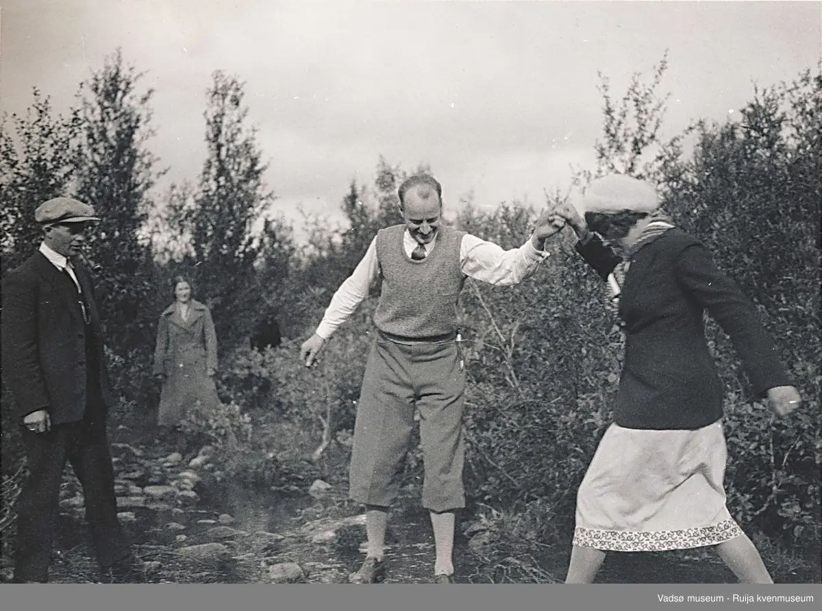 Erling, Carl Bramer Esbensen og Ba Nestaas på tur over bekk i Vestre ...