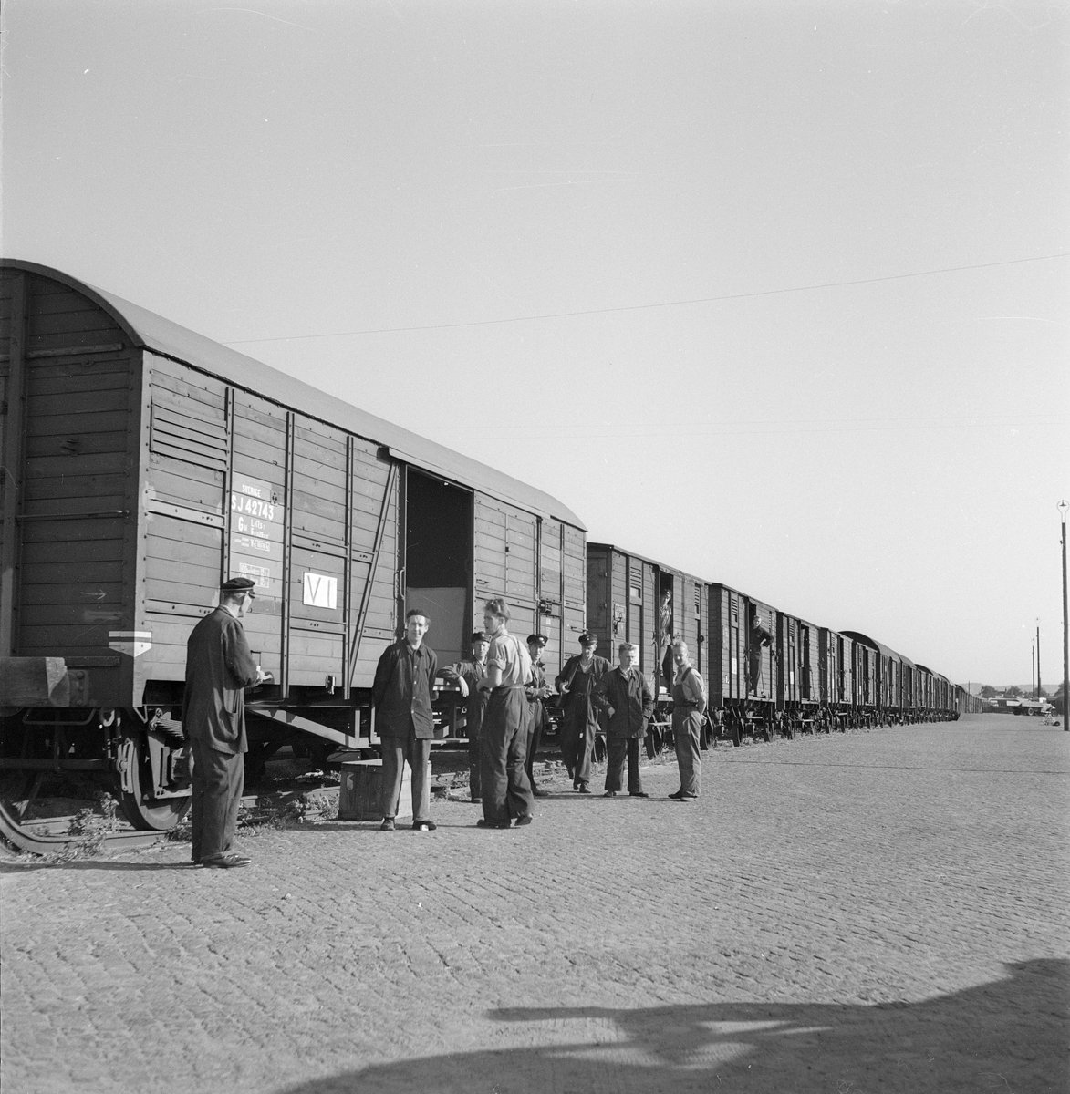 Statens Järnvägar, SJ Gu 42743. G-vagnar som provisoriskt godsmagasin ...