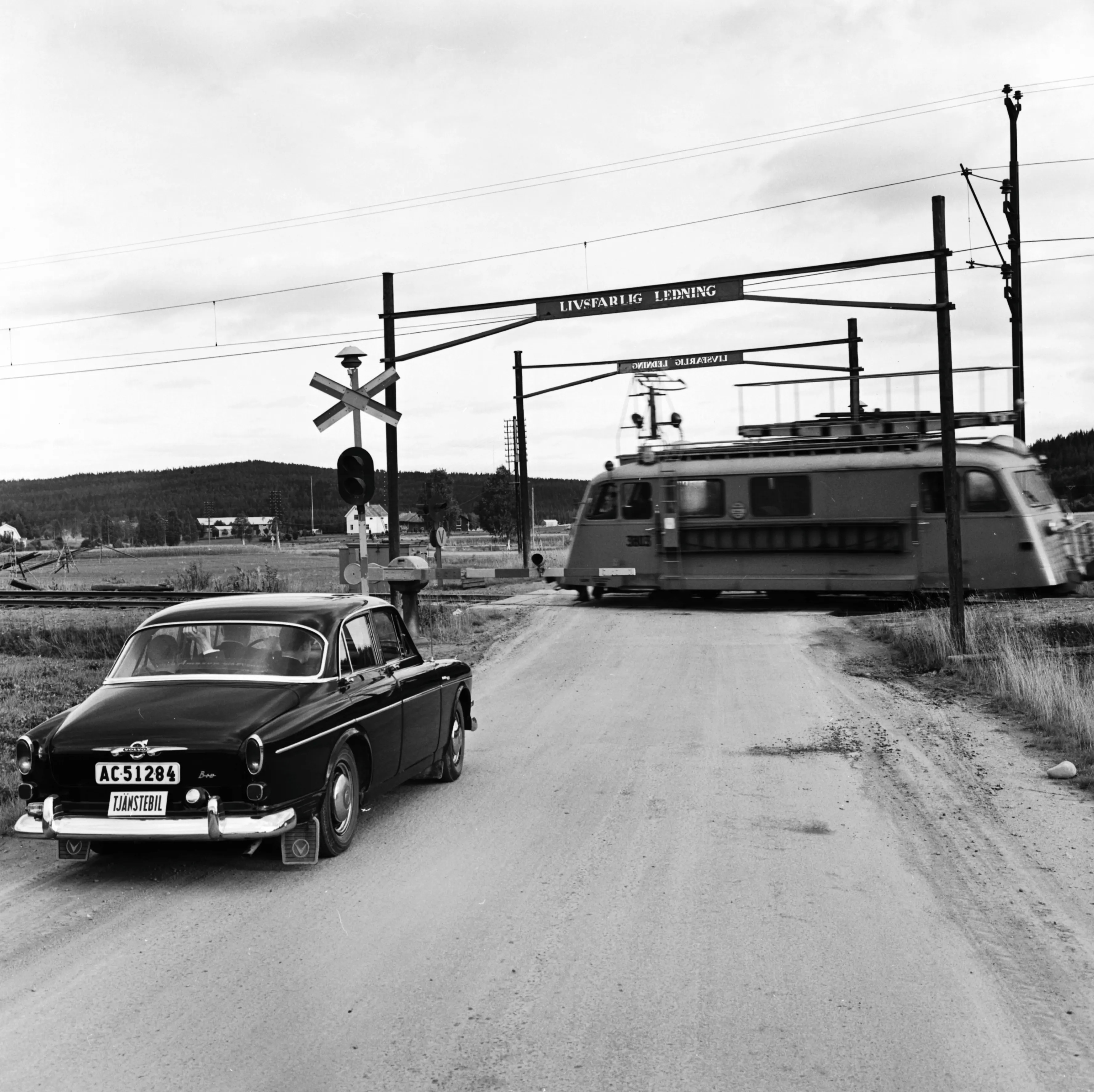 Distriktsreportage i Umeå. Halvbommar. SJ Y1 ombyggd till ...