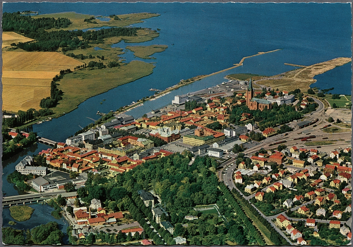 Flygfoto över Mariestad. - Järnvägsmuseet / DigitaltMuseum