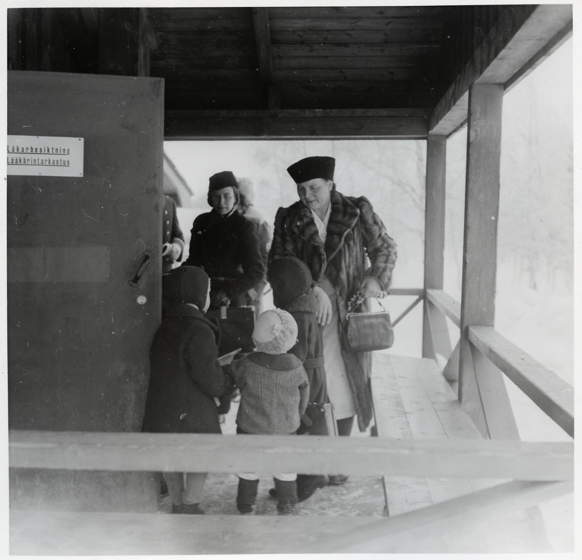 Finska barn på läkarundersökning. - Järnvägsmuseet / DigitaltMuseum