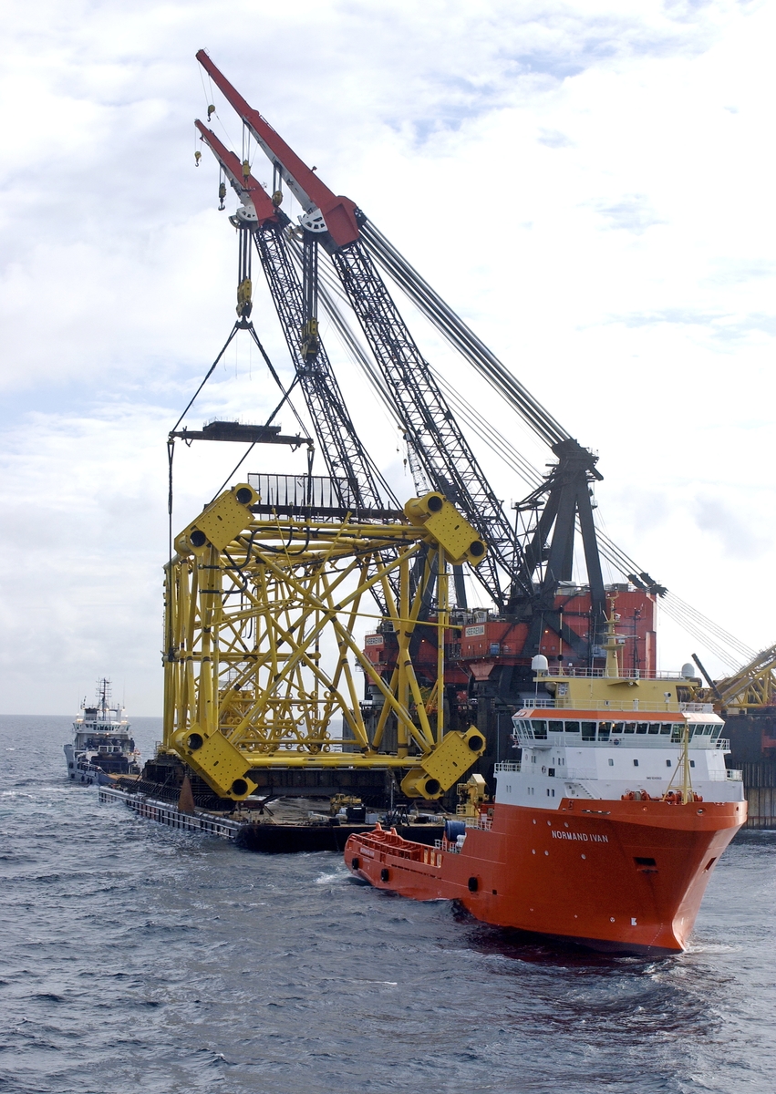 Den nye brønnhodeplattformen Ekofisk 2/4 M er tauet til feltet bl.a. av ...