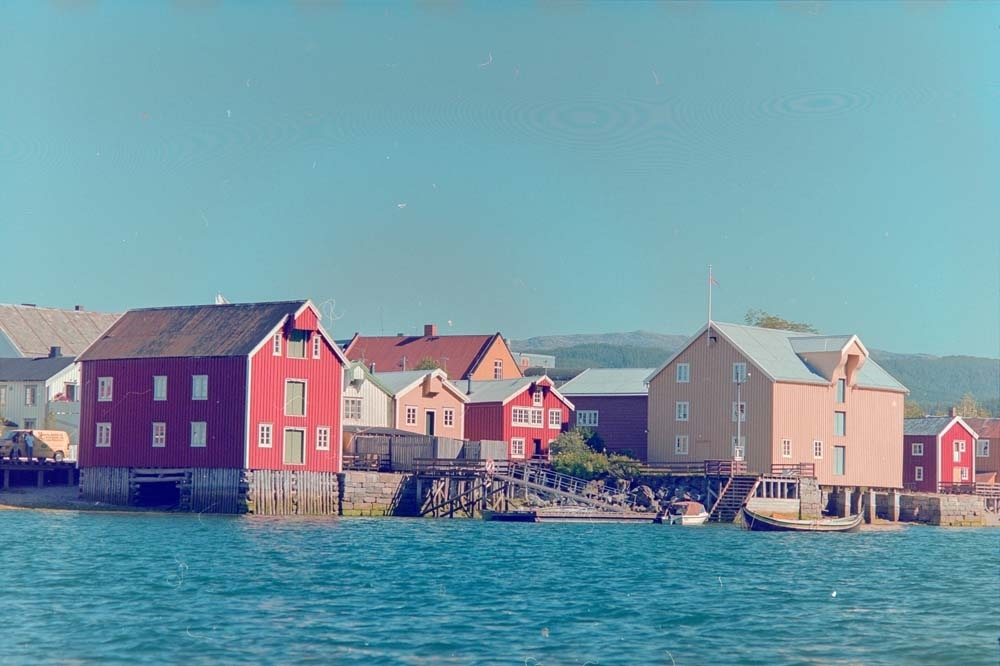 Mosjøen. Sjøgata og Jacobsenbrygga. Sett fra Marsøra og andre siden av ...