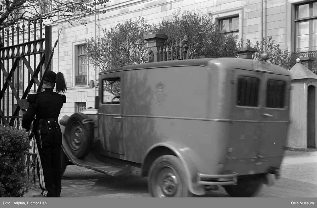 Postbil ved Slottet. - Oslo Museum / DigitaltMuseum