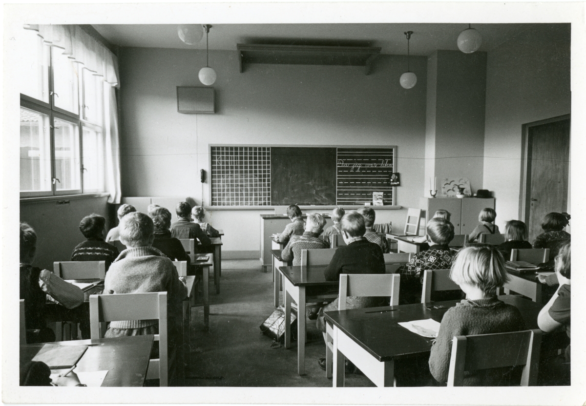 Skoleelever i klasserom på Bygdøy skole. - Norsk Folkemuseum ...