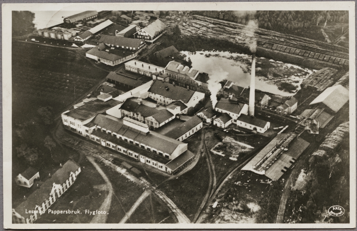 Flygfoto över Lessebo Pappersbruk. - Järnvägsmuseet / DigitaltMuseum