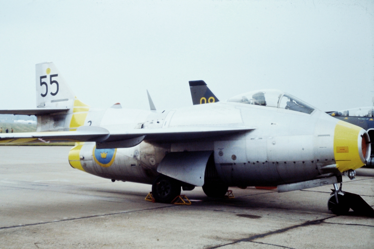 Flygplan J 29 624 som målbogserarflygplan kod 3-55 på Malmen 1976. Vy ...