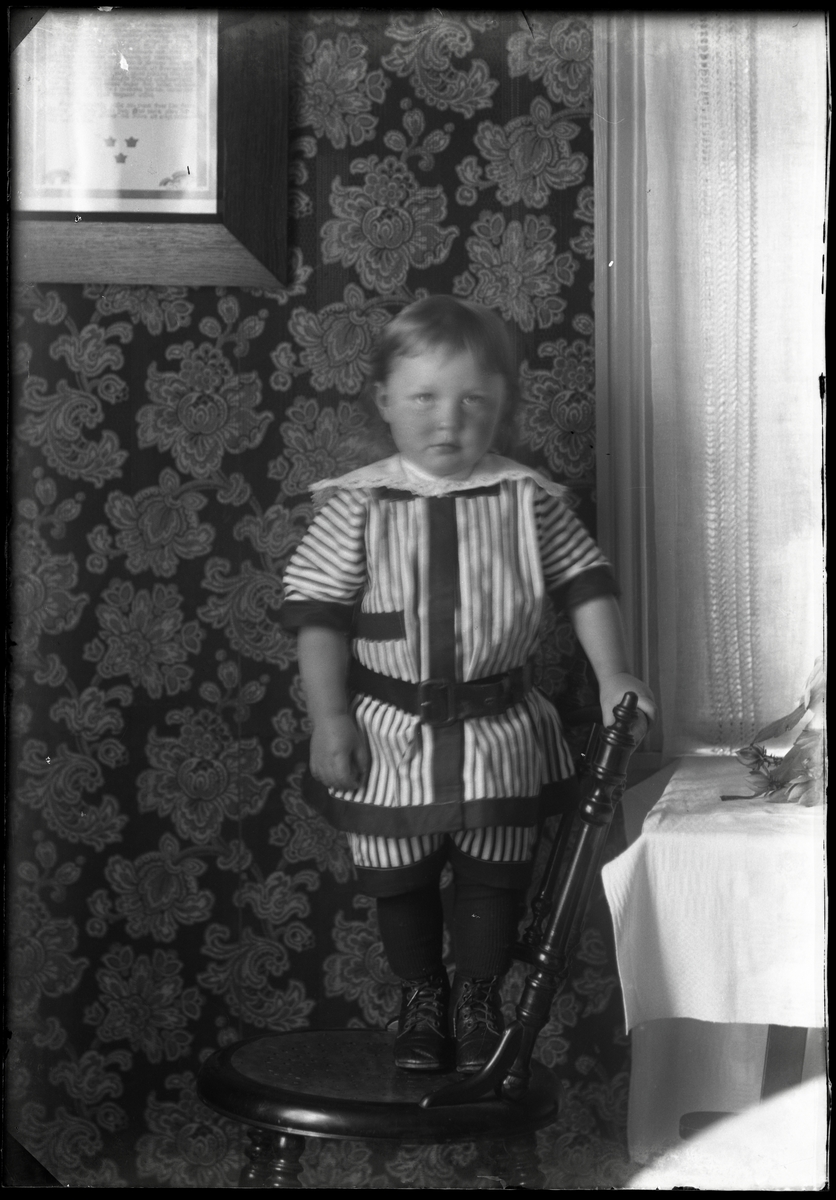 Pojke står på stol - Västergötlands museum / DigitaltMuseum