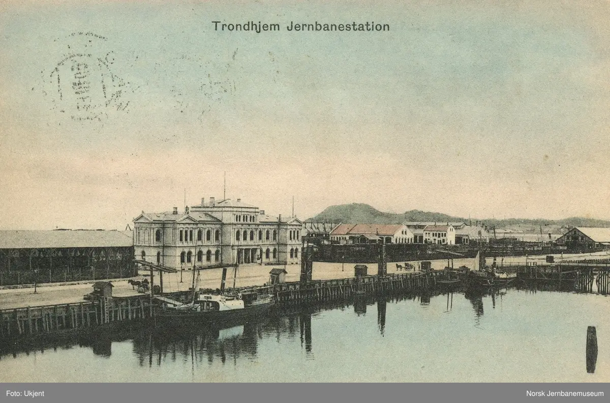 Trondhjem (senere Trondheim) stasjon. I forgrunnen D/S Trio. - Norsk ...