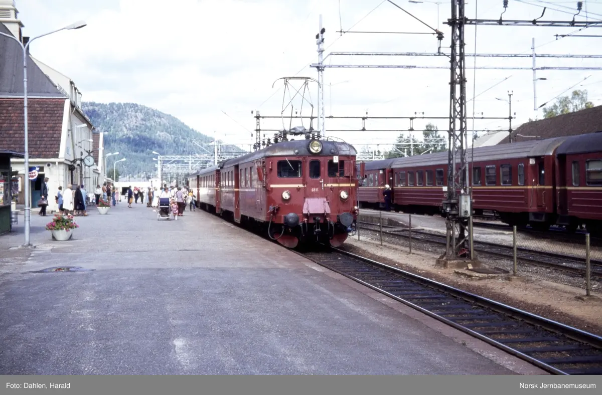 Elektrisk motorvognsett type 68A med motorvogn BM 68 11 fremst på ...
