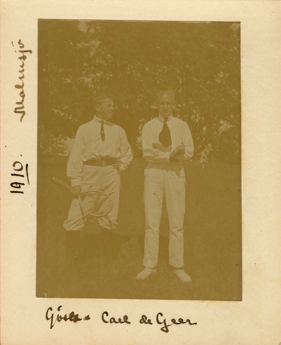 Gösta och Carl de Geer i tenniskläder. - Armémuseum / DigitaltMuseum
