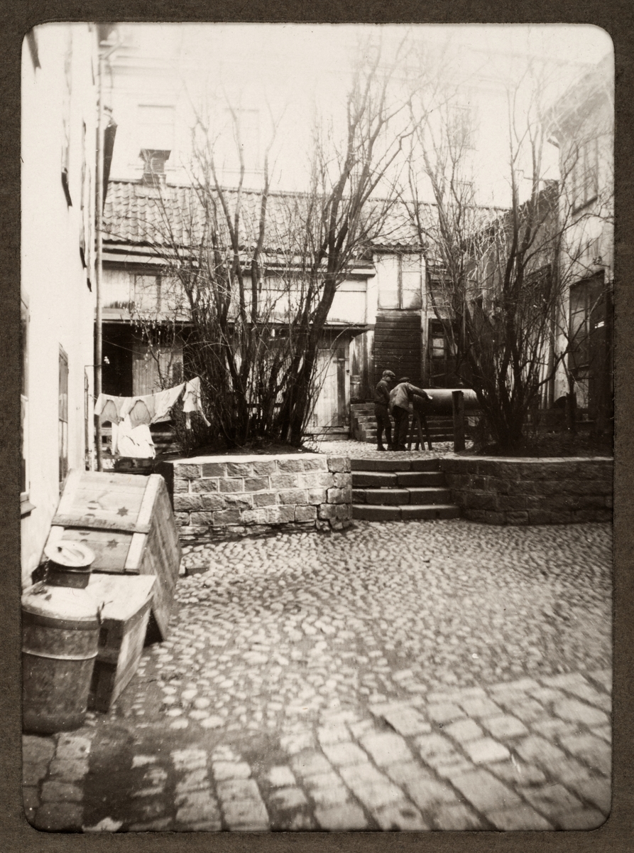 Upsala. Akadem. Bokhandelns gård vid Gamla torget 6/5 24 ...