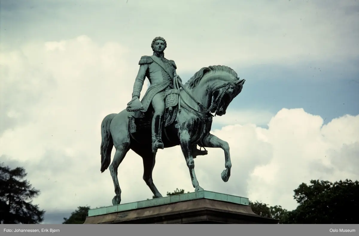 Karl Johan-statuen på Slottsplassen. - Oslo Museum / DigitaltMuseum