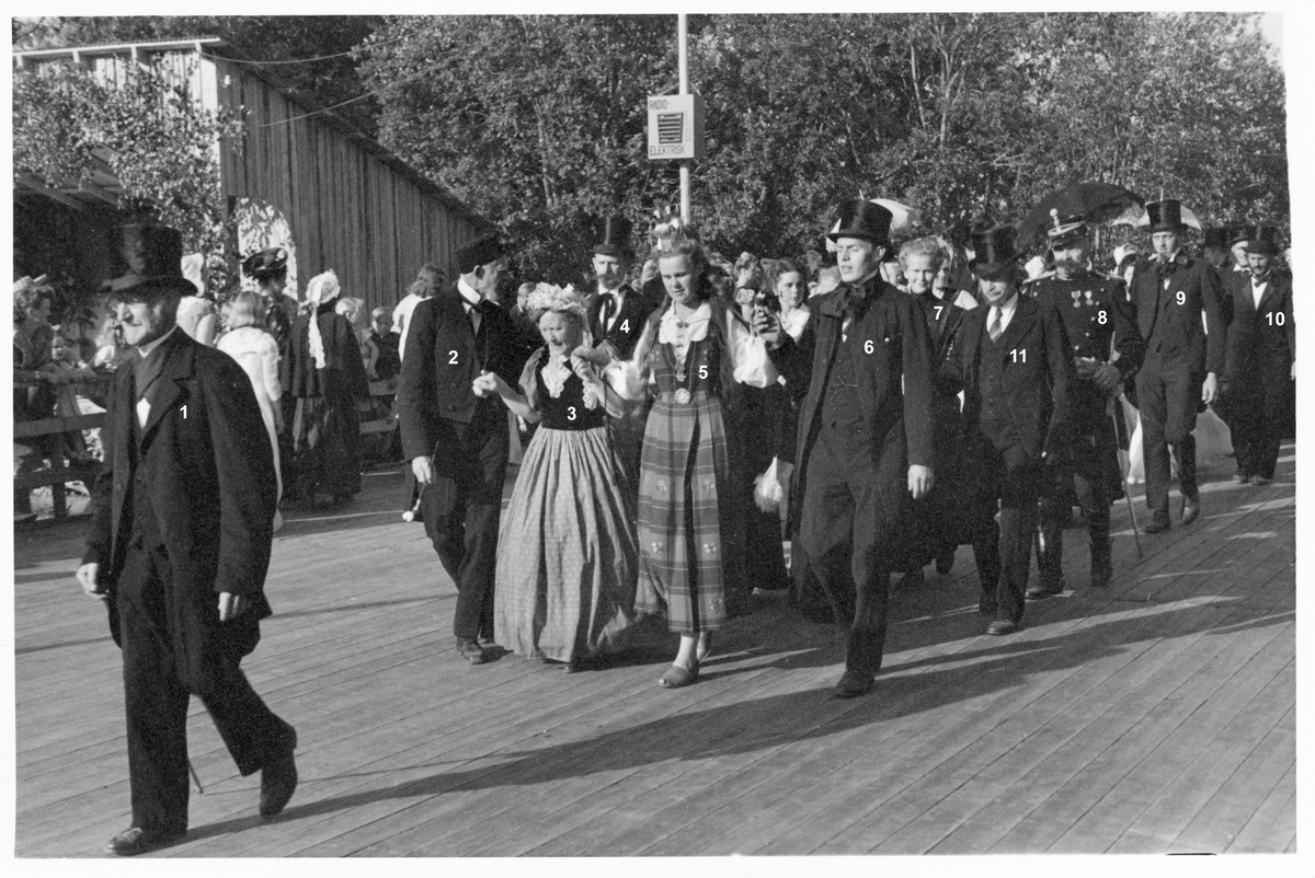 Brudeopptog på Stenbergdagen 1946. Noen av personene er identifisert ...
