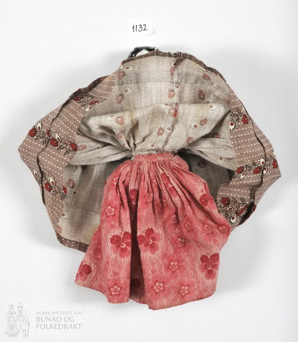 Figur - Norsk institutt for bunad og folkedrakt / DigitaltMuseum
