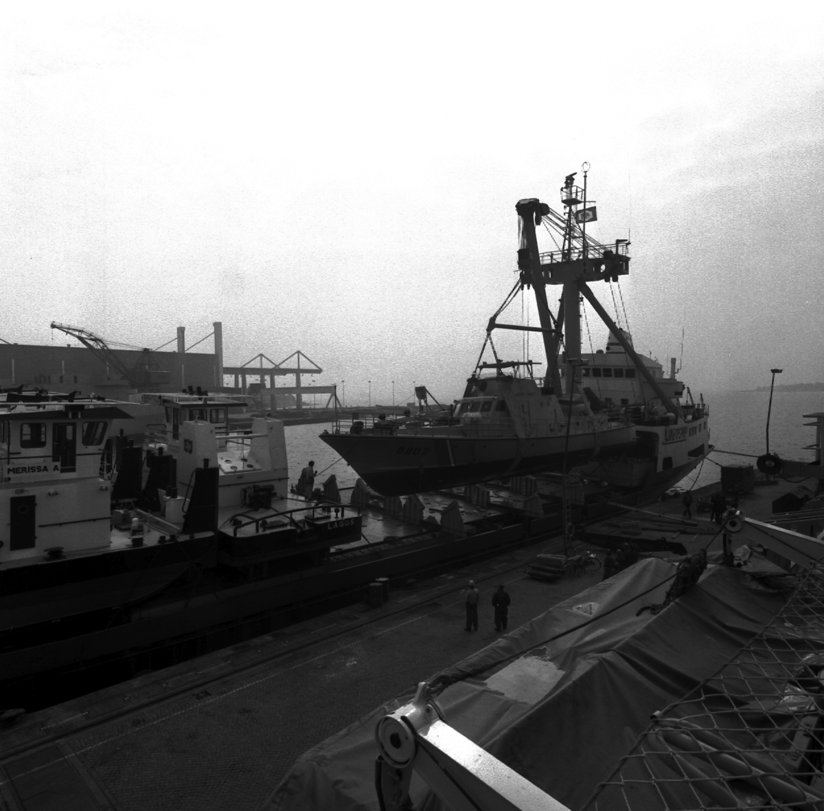 CG 27 Lyftning av CG 27 till lastfartyg - Marinmuseum / DigitaltMuseum