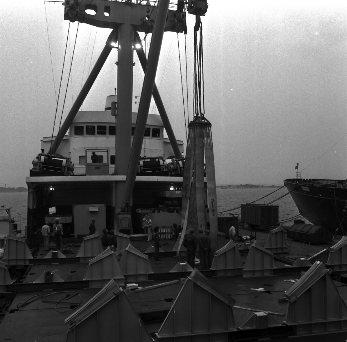 CG 27 Lyft av CG 27 till lastfartyg - Marinmuseum / DigitaltMuseum