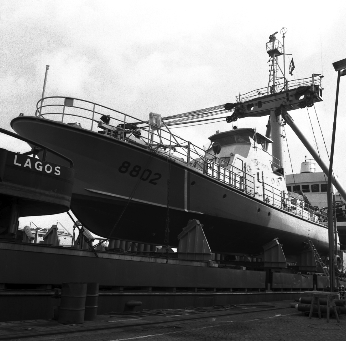 CG 27 Lyft av CG 27 till lastfartyg - Marinmuseum / DigitaltMuseum