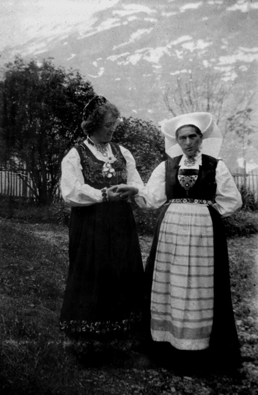 Hulda og bunad - Asker museum