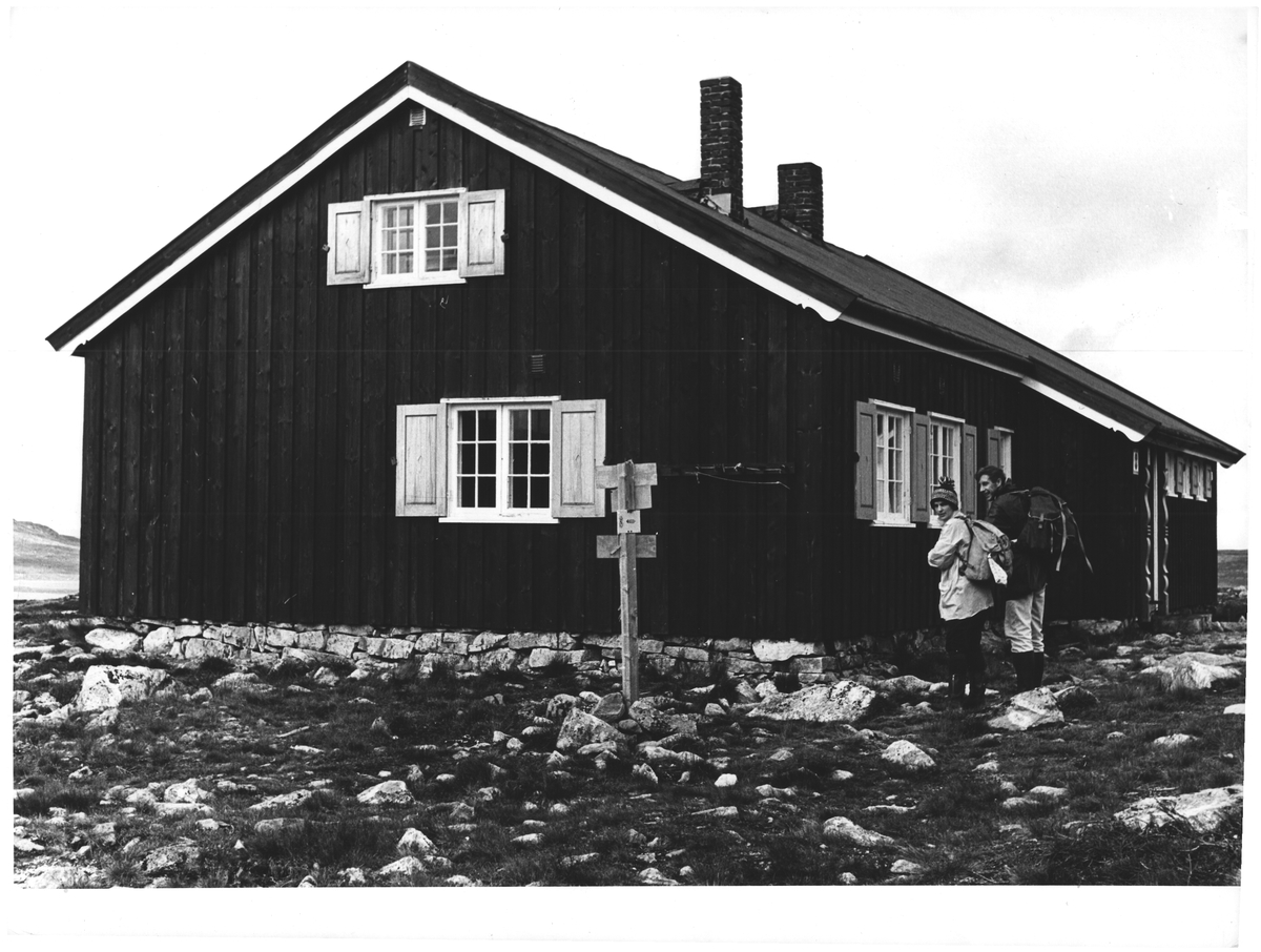 Hardangervidda. Lågaros. DNT-selv-betjeningshytte m. proviant. På ruten ...