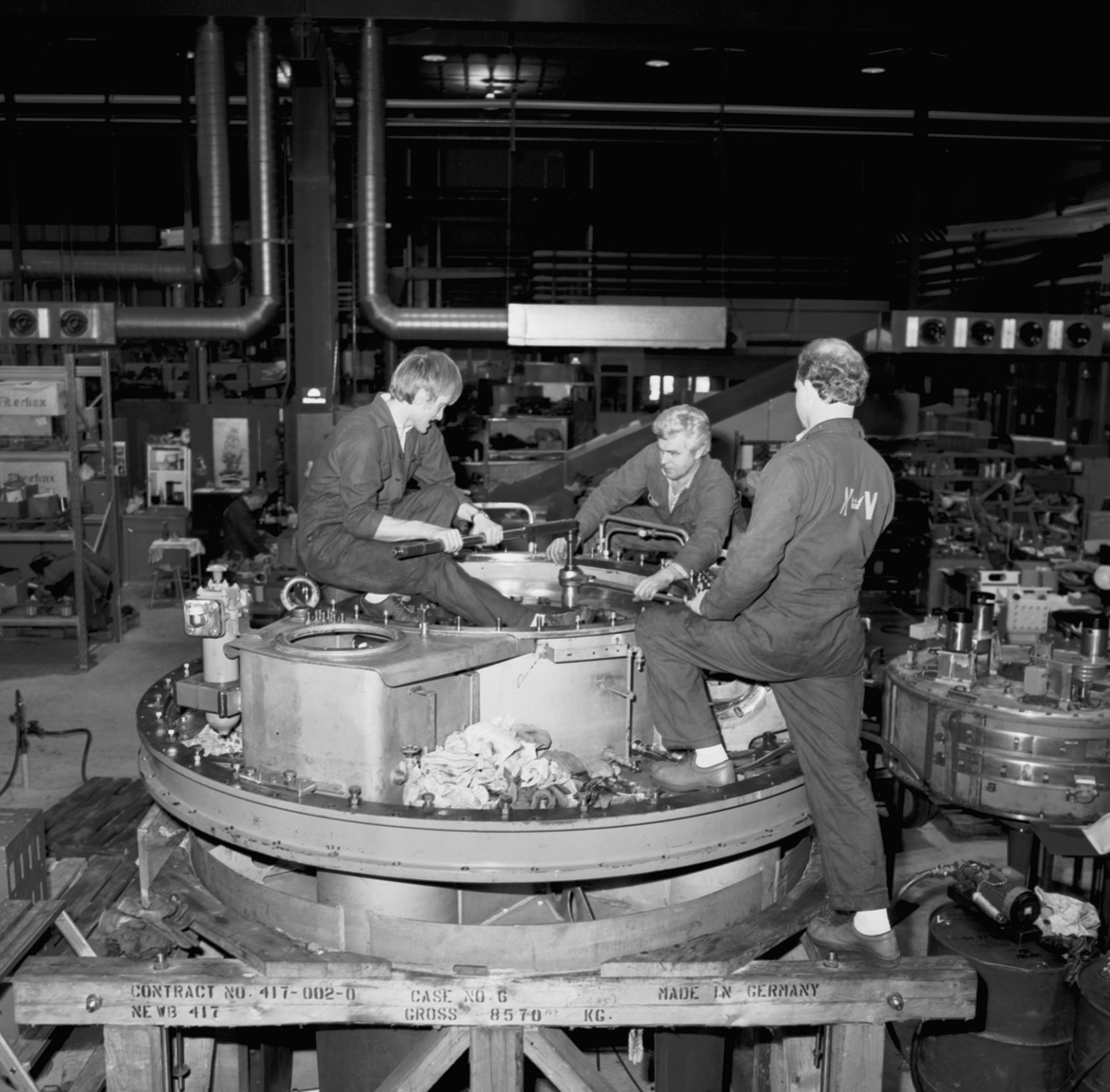 Lyft av motor till 1471 Landsort - Marinmuseum / DigitaltMuseum