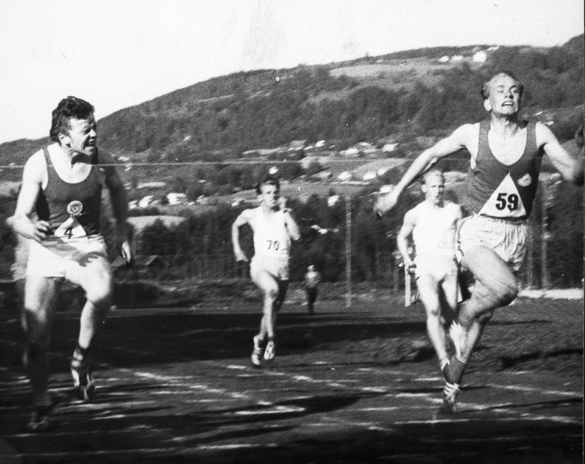 Friidrettsstevne, Sveum, Brumunddal, pinseaften 1960. 100m sprint. F.v ...