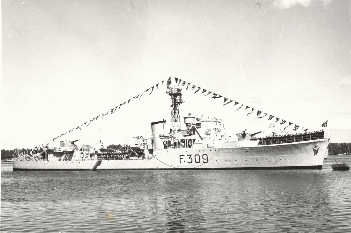 Motiv: Jageren KNM "Narvik" (F309)Styrbord bredside Stor flagging ...