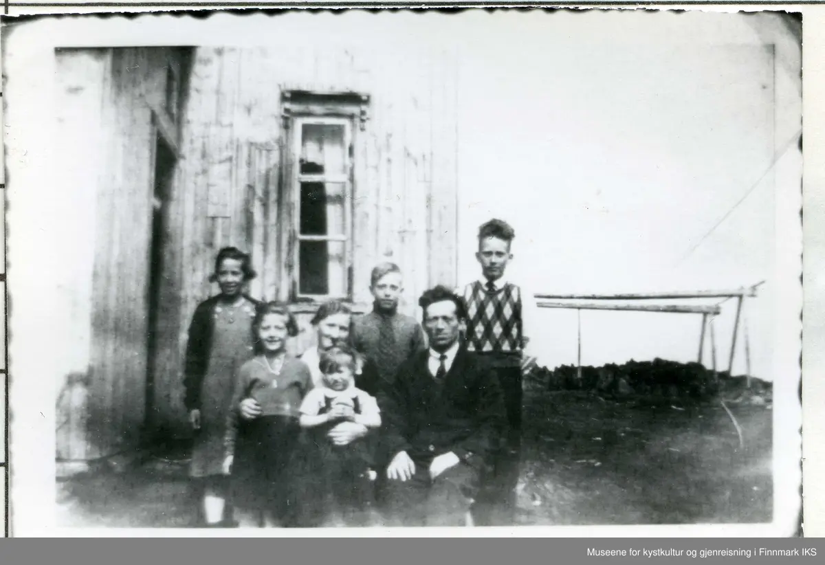 Olaug og Ragnar Rasmussen med sine barn. Gamvik ca 1935. - Museene for ...