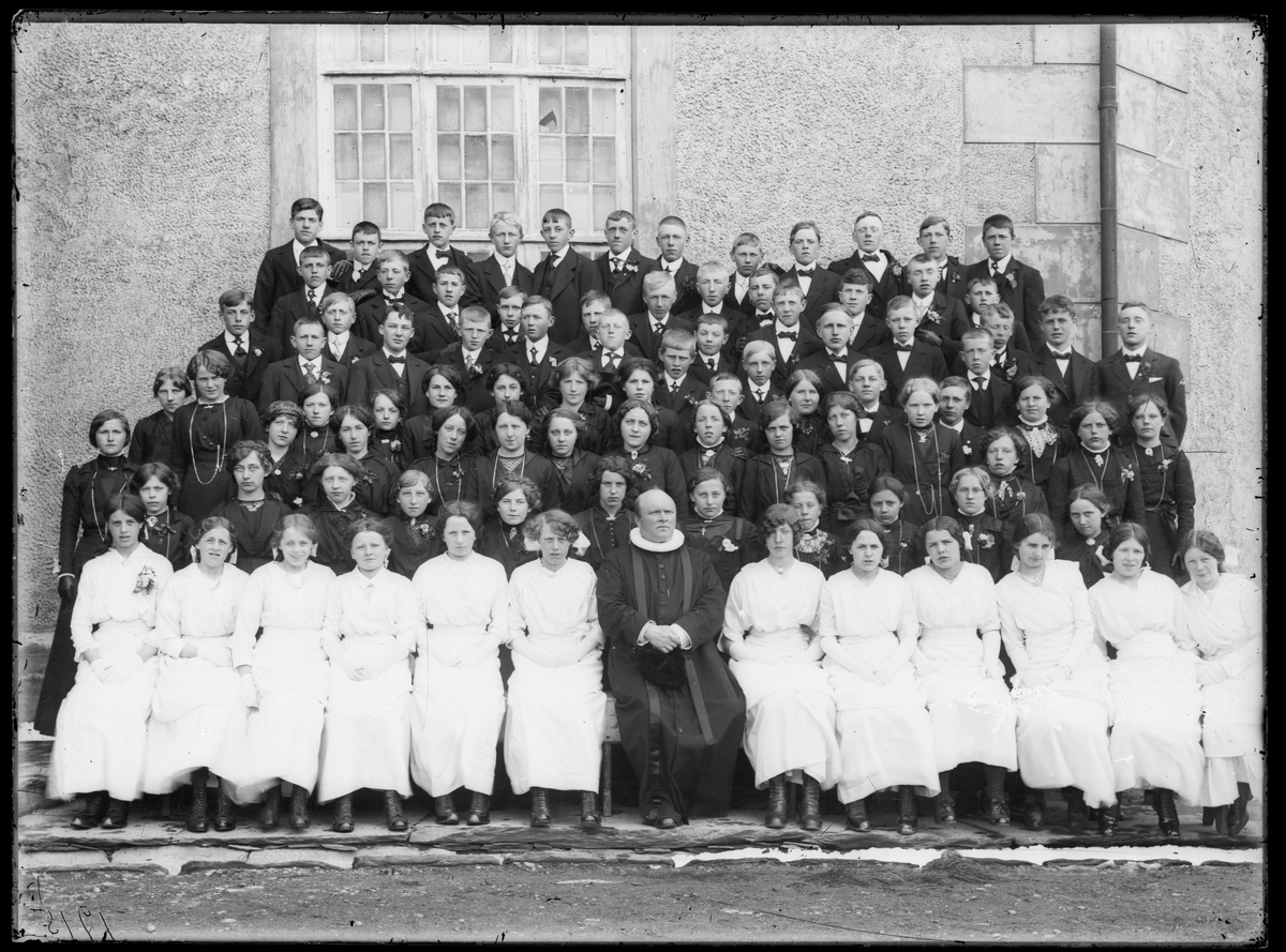 Konfirmanter ved Røros kirke, 1915 - Rørosmuseet / DigitaltMuseum Konfirmanter ved Røros kirke, 1915 - Rørosmuseet / DigitaltMuseum
