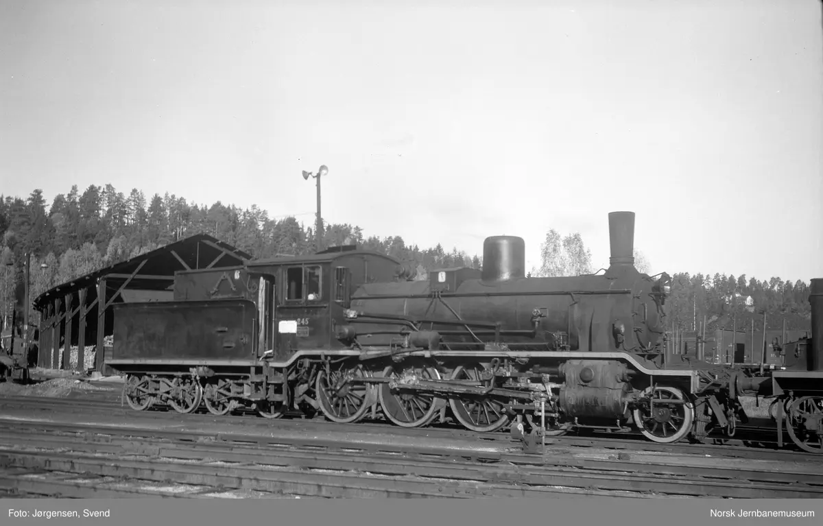 NSB damplok type 18c nr. 245 på Hønefoss stasjon - Norsk Jernbanemuseum ...
