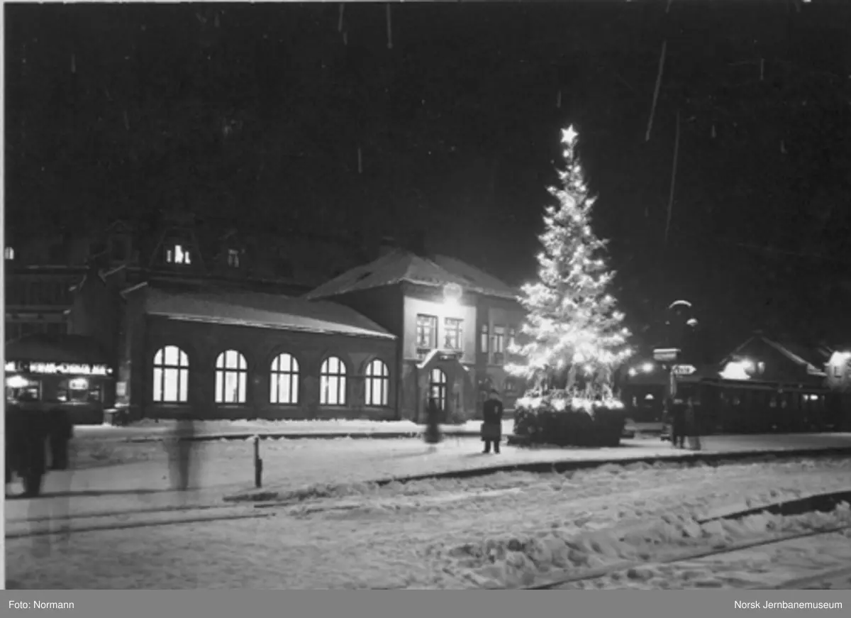 Hamar stasjon med pyntet julegran - Norsk Jernbanemuseum / DigitaltMuseum
