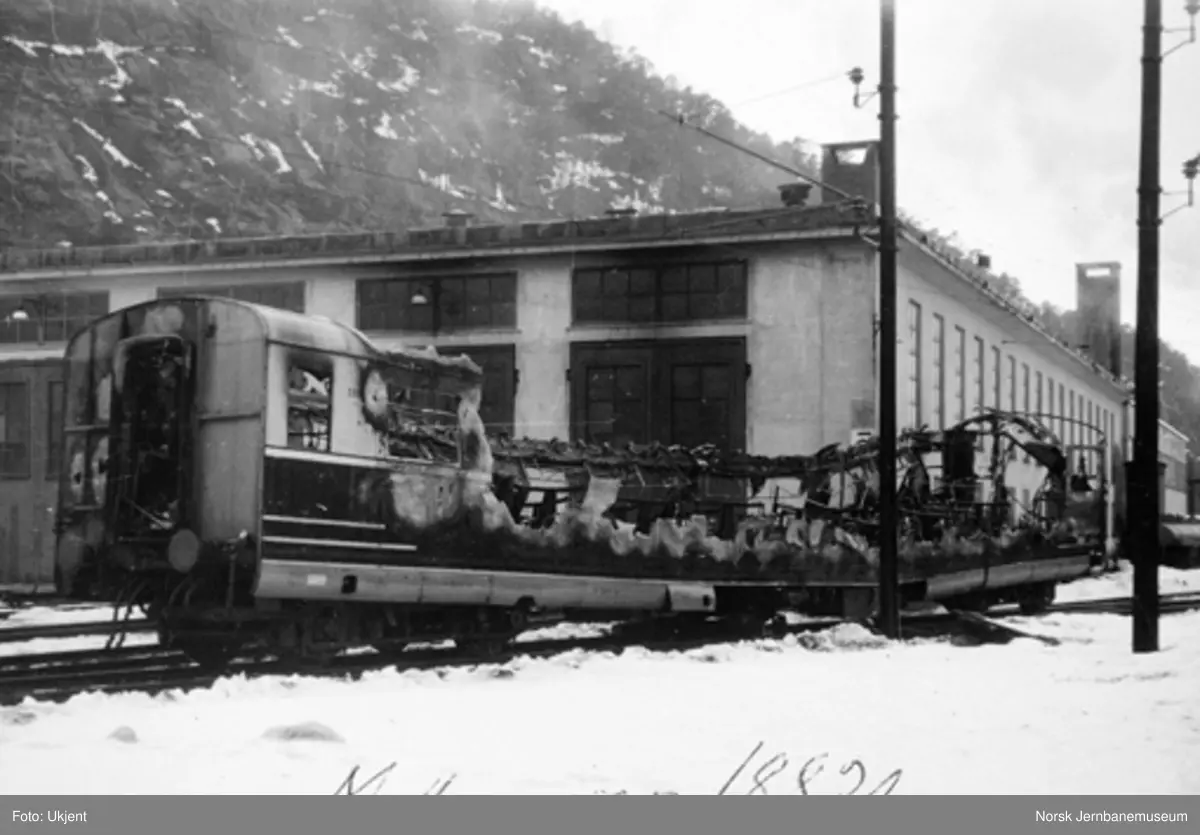 Utbrente vogner fra ekspresstogsett etter brann mellom Nodeland og ...