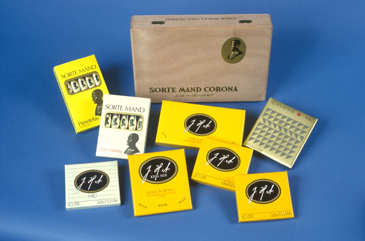 Reklamefoto av sigarer av typen Johs. N. With, Sorte mand og Tiedemanns ...