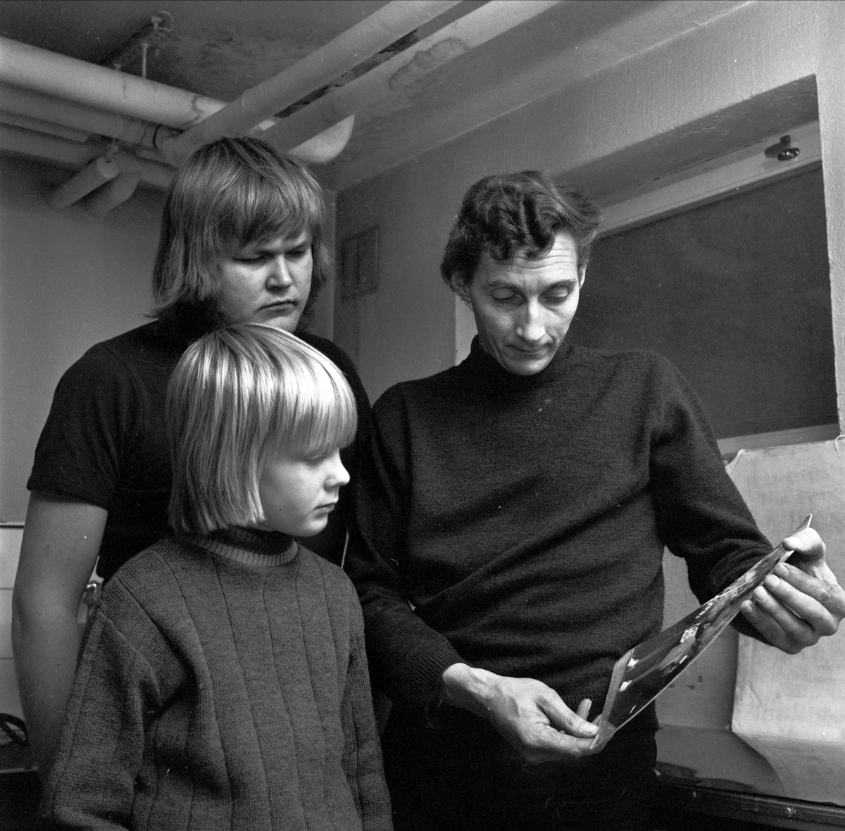 Per Olofsson, Magnus Bengtsson och läraren Torsten Lundin i Söderfors ...
