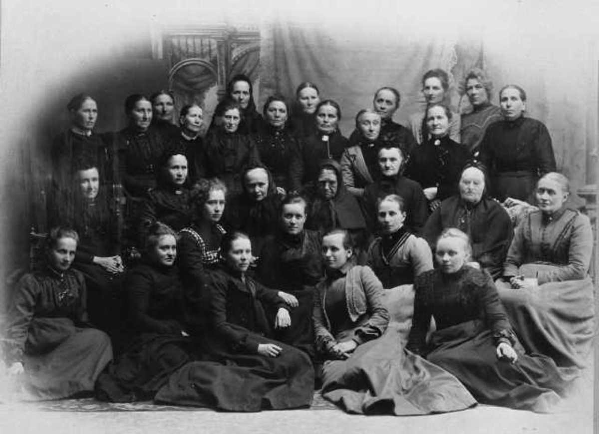 Gruppebilde: Karen Berge, fru Vølstad, fru Handeland, fru Refvem, Marie ...