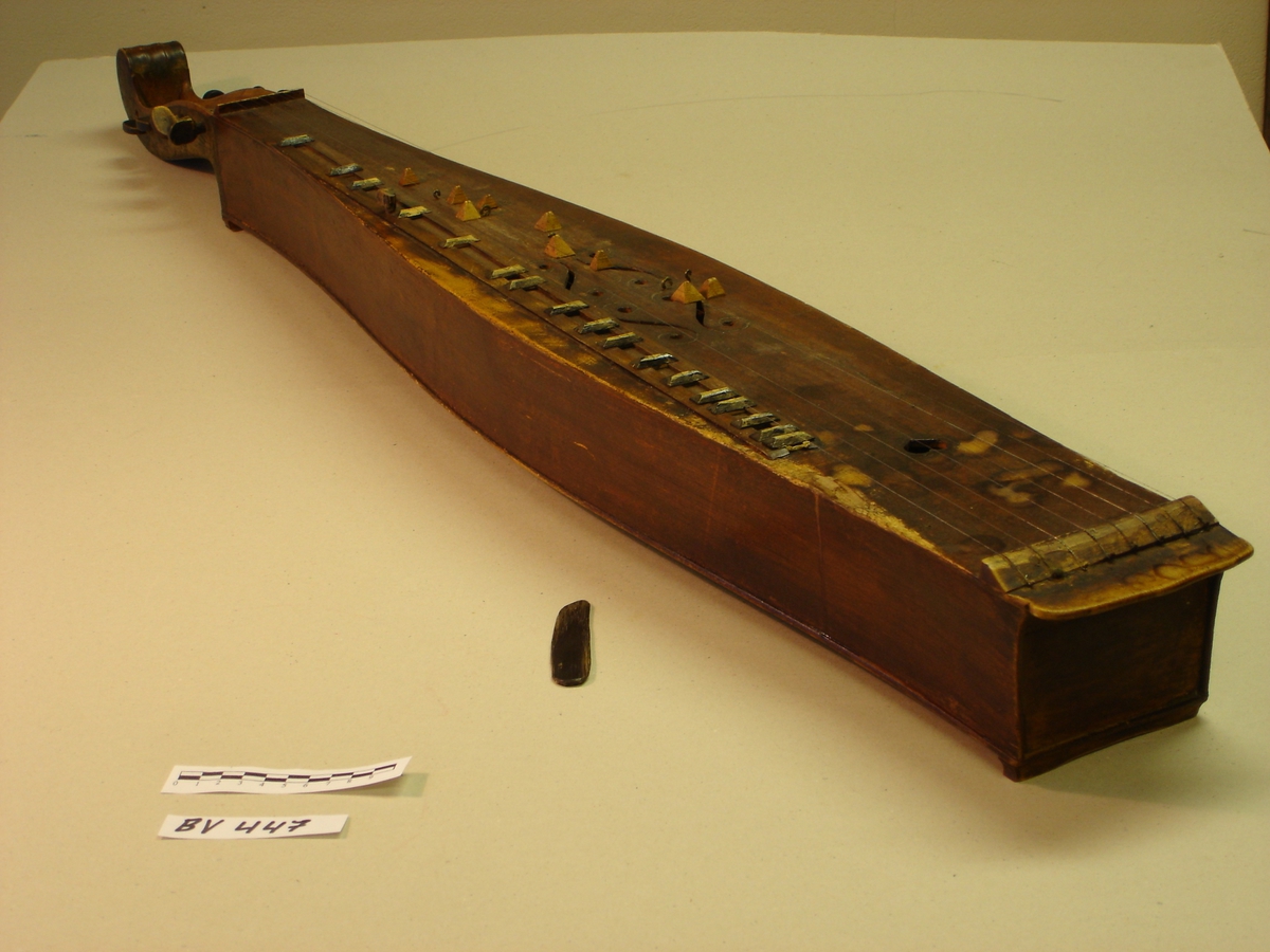 Langeleik - Bagn Bygdesamling / DigitaltMuseum