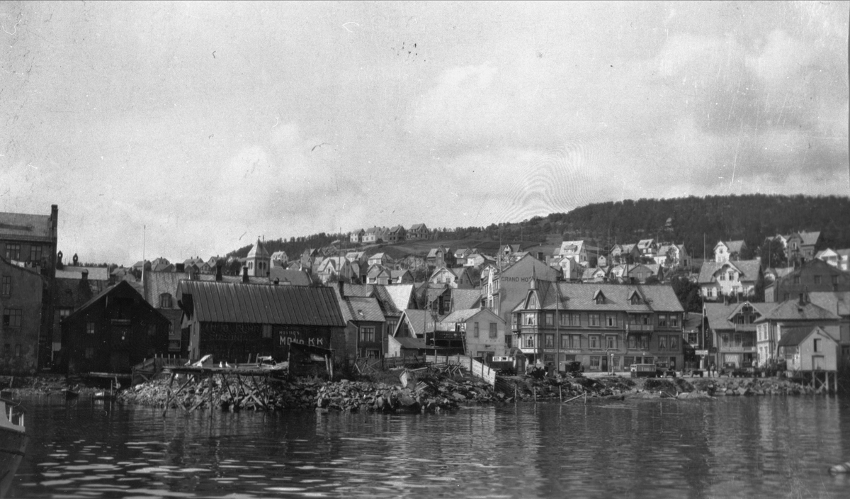 Sjøfronten mot Harstadsjøen og Strandgata i Harstad sentrum fotografert ...