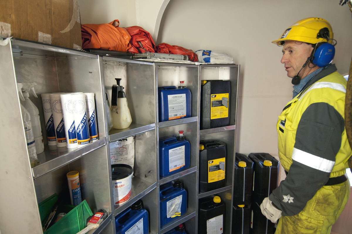 I kran nr.2 på Statfjord C er der flere rom i selve fundamentet og Roar ...