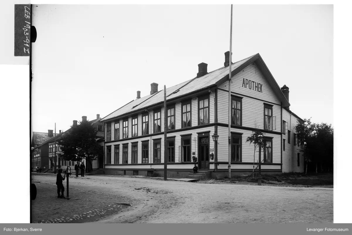 Apoteker-gården i Levanger - Levanger Fotomuseum / DigitaltMuseum